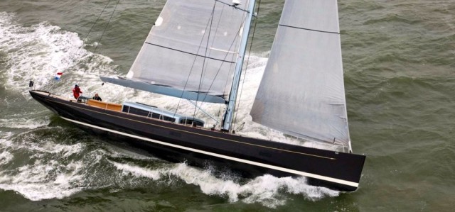 Braschosblog: “Tulip” 27 Meter Slup mit mutiger Farbwahl | SegelReporter