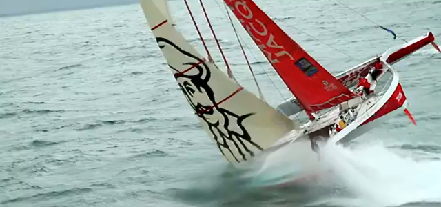 Video Fundstück: Multi-50-Trimaran fährt spektakulären „Stecker“ beim ...