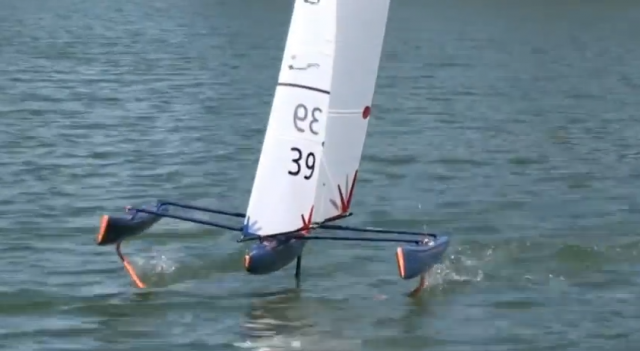 Modellbootsegeln: Foiling auf Mini 40 RC Trimaran | SegelReporter