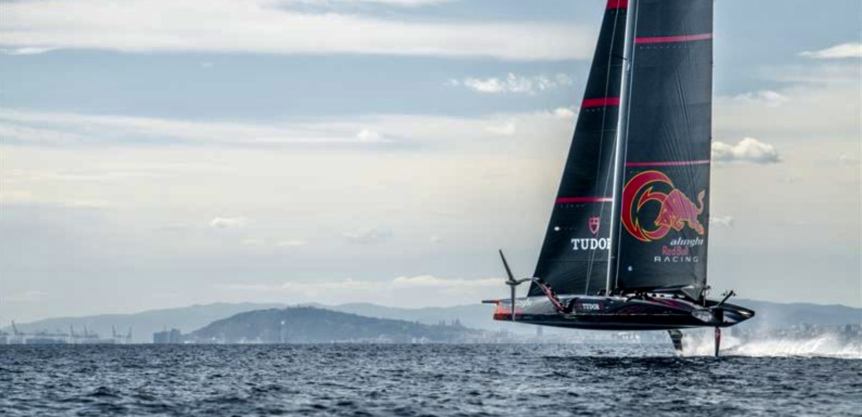 Alinghi Red Bull fliegt vor Barcelona: Tests mit unterschiedlichen ...