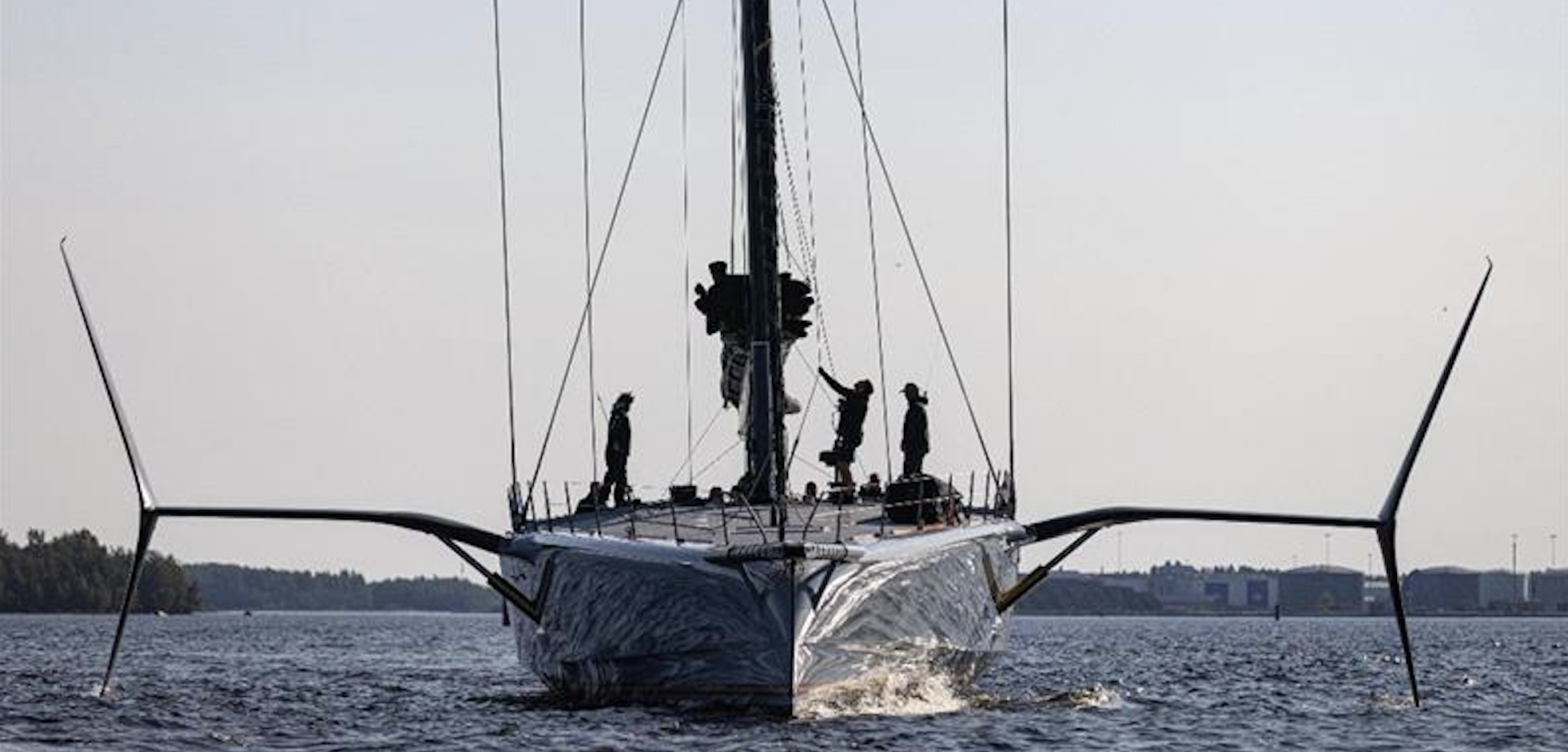 Baltic 111 “Raven” mit T-Foils: Wie die Superyacht auf ihren Tragflächen segelt | SegelReporter